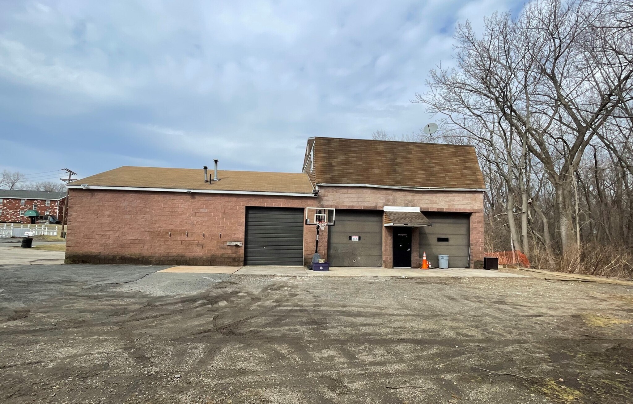 2 Elizabeth St, West Springfield, MA 01089 - Automotive Building for ...