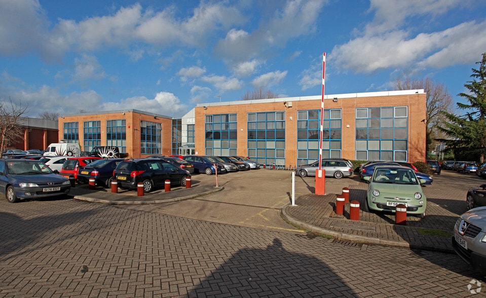 Plane Tree Cres, Feltham, LND TW13 7JJ - Hanover House | LoopNet