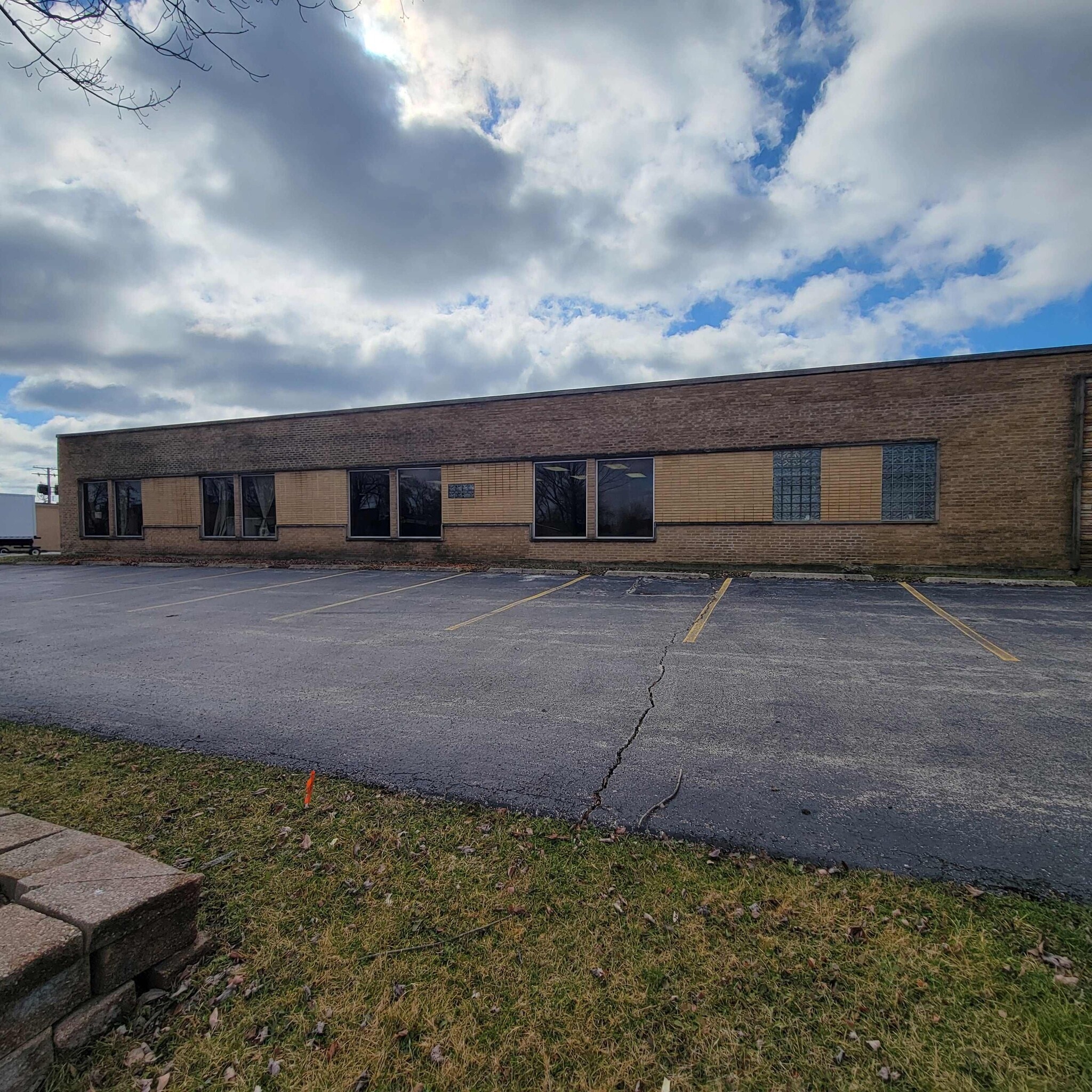 301 W Interstate Rd, Addison, IL 60101 - Industrial for Lease | LoopNet