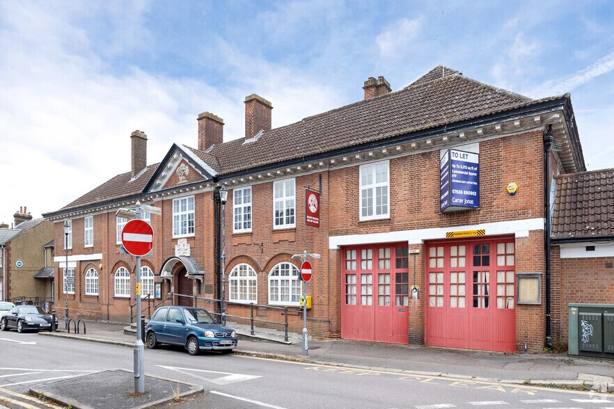 17 Rudolph Rd, Bushey, WD23 3DX | LoopNet