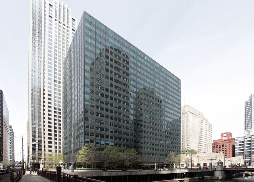 10 S Riverside Plz, Chicago, IL, 60606 - Coworking Space on LoopNet.com