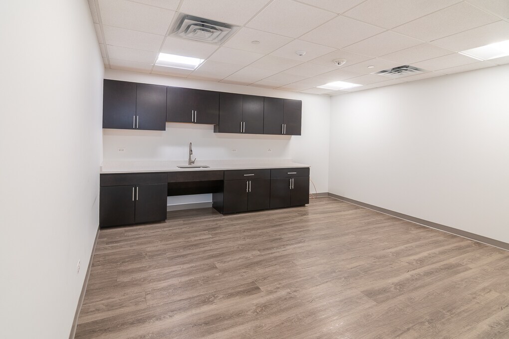 3701 Algonquin Rd, Rolling Meadows, IL 60008 - Crossroads | LoopNet