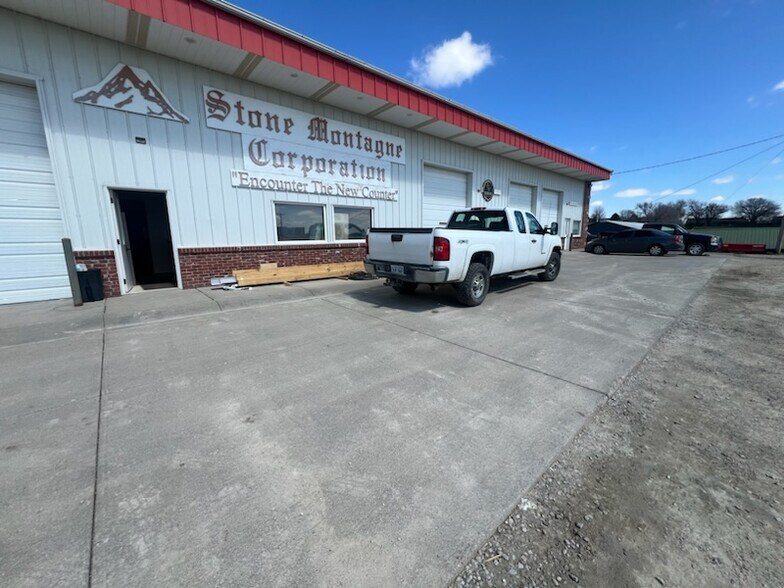 17512 Storage Rd, Omaha, NE 68136 - Southwest Omaha Flex Space | LoopNet