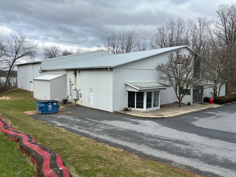 3679 Eberhart Rd, Whitehall, PA 18052 - COMMERCIAL - WAREHOUSE - SPORTS FACILITY | LoopNet