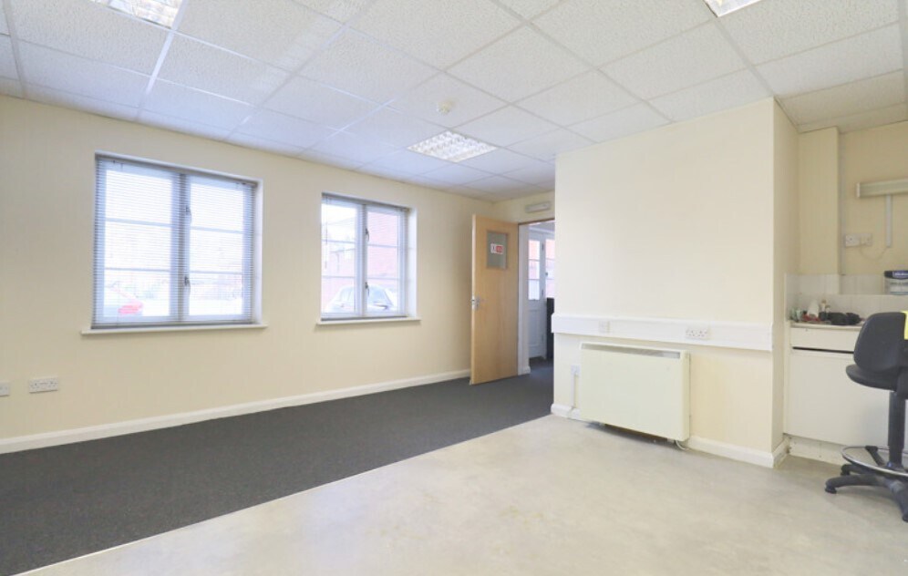 12 Pipistrelle Dr, Nuneaton, WAR CV13 0NW | LoopNet