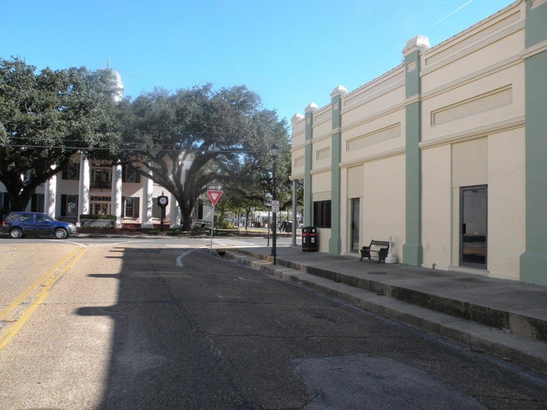 100 S State St, Abbeville, LA 70510 | LoopNet