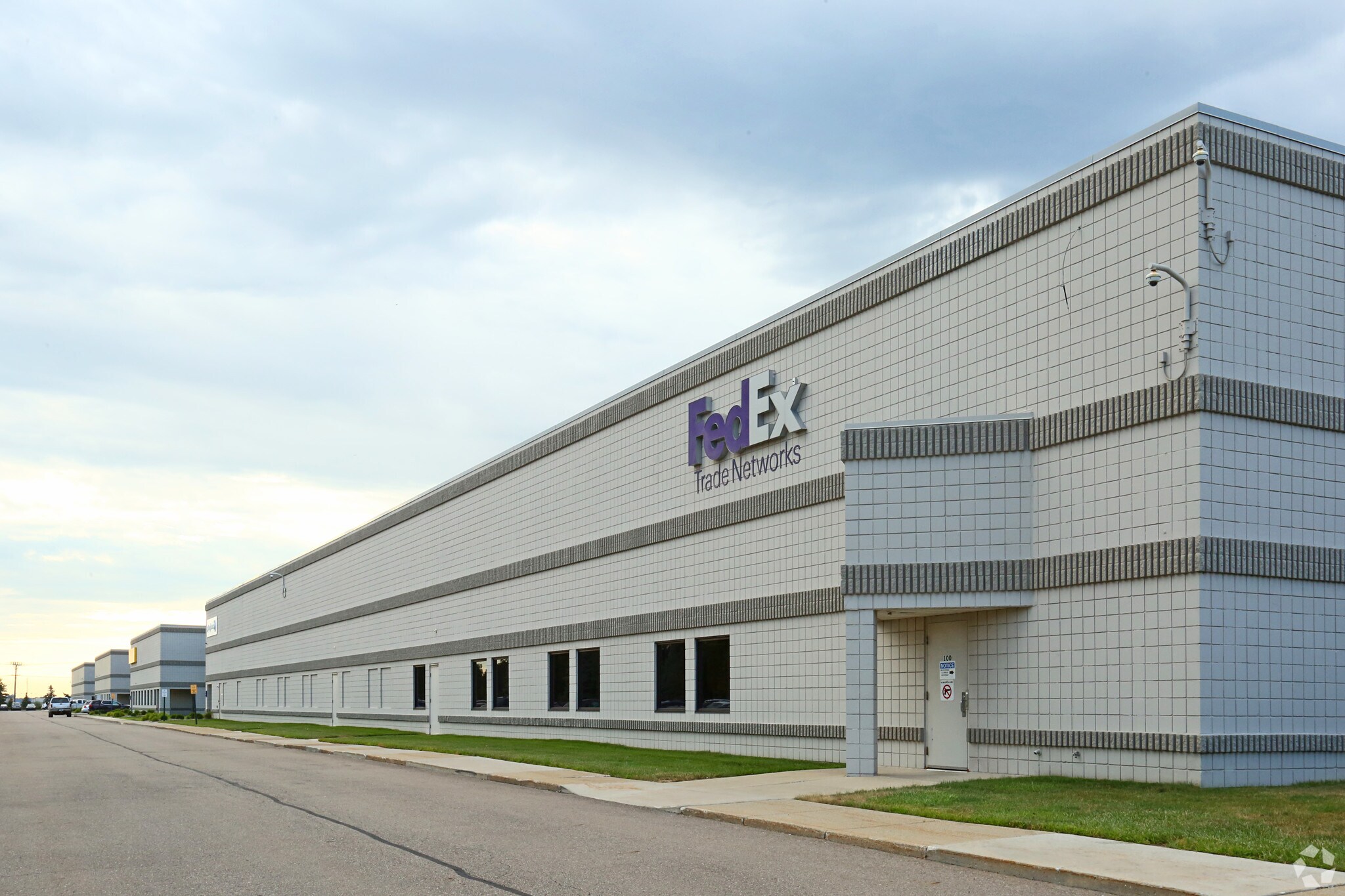 11301 Metro Airport Center Dr, Romulus, MI 48174 - Metro Airport Center | LoopNet