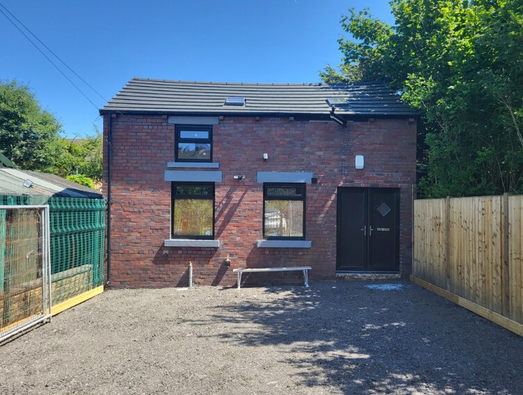 1 Pingot Ln, Glossop, SK13 1AH | LoopNet