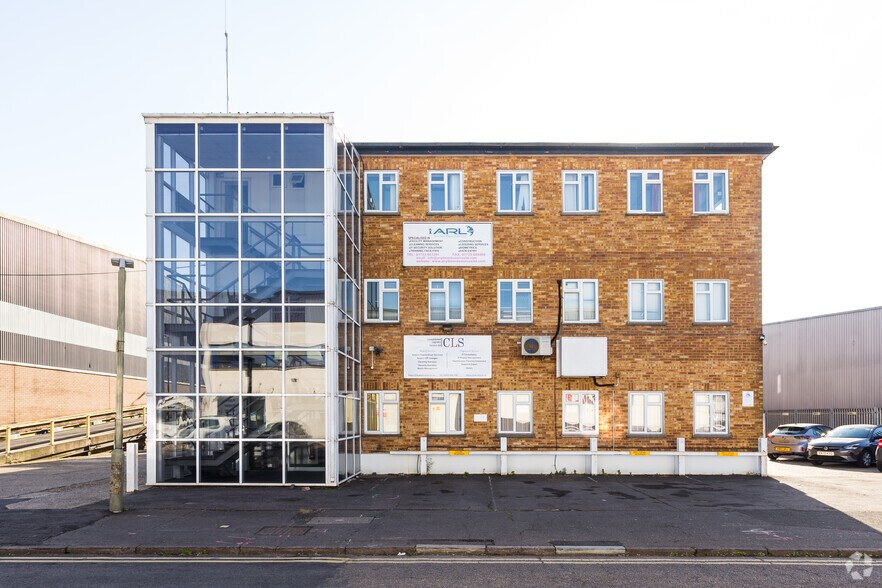 9 Arkwright Rd, Slough, SL3 0HJ - Heathrow Cube | LoopNet