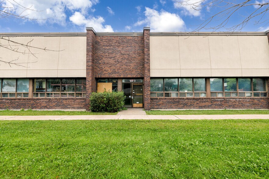 16813 Boul Hymus, Kirkland, QC H9H 3L4 | LoopNet