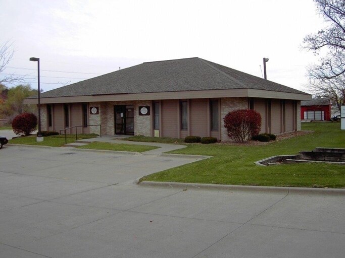 3741 Center Point Rd NE, Cedar Rapids, IA 52402 | LoopNet