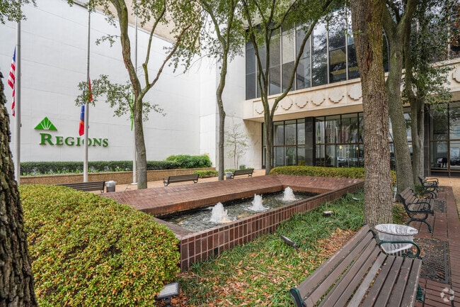 CBRE - Dallas Commercial Listings & Brokers | LoopNet