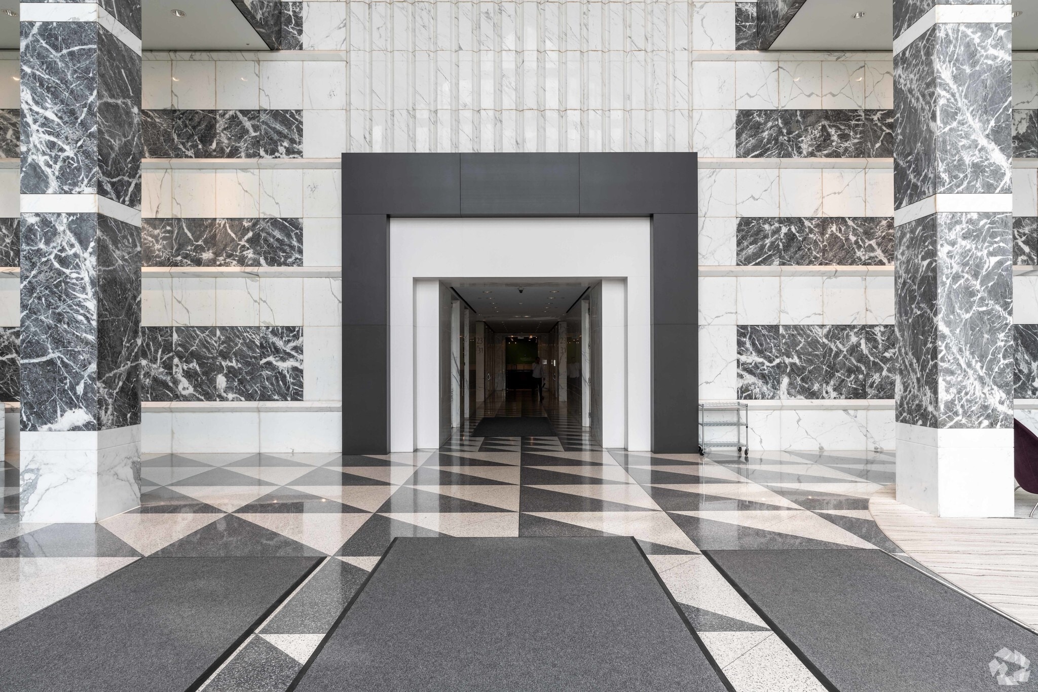 1 Tower Ln, Oakbrook Terrace, IL 60181 - Oakbrook Terrace Tower | LoopNet