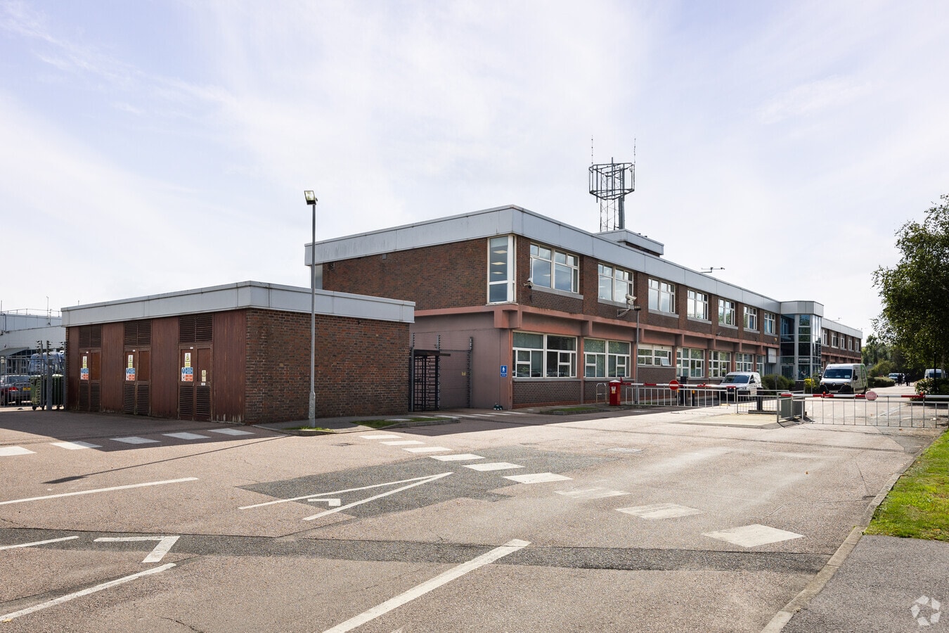 Beehive Ring Rd, Gatwick, RH6 0LG | LoopNet