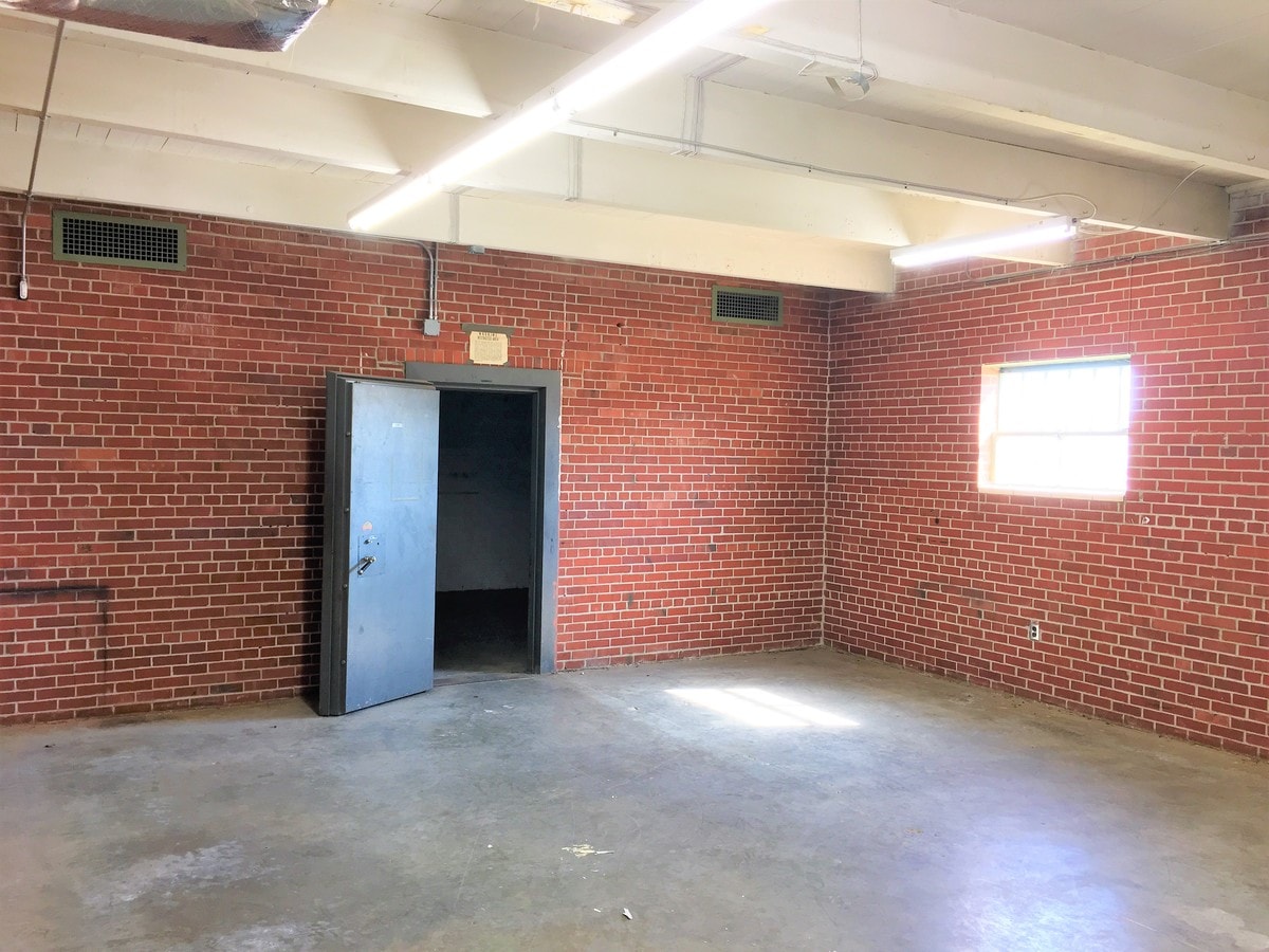 620 N Edgemoor St, Wichita, KS 67208 | LoopNet