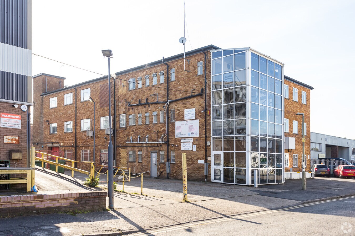 9 Arkwright Rd, Slough, BKS SL3 0HJ | LoopNet