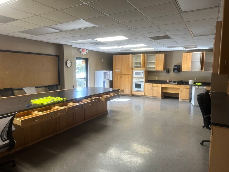 11651 56th Ct N, Clearwater, FL 33760 - Industrial for Lease | LoopNet