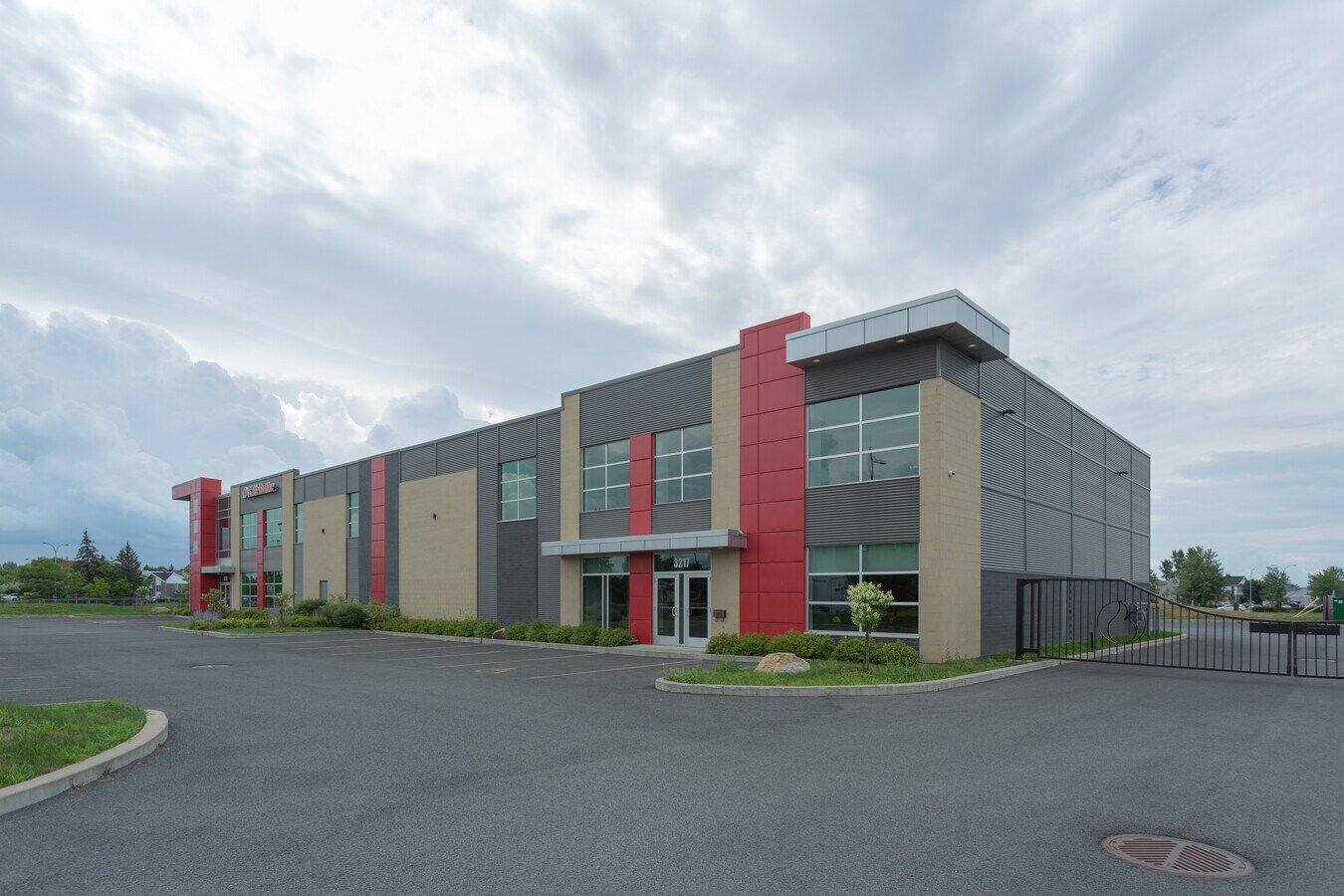 3205 Rue Star, Longueuil, QC J3Y 3W5 | LoopNet