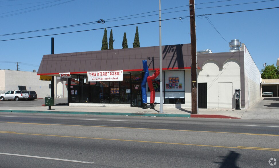 13637-13645 Vanowen St, Van Nuys, CA 91405 | LoopNet