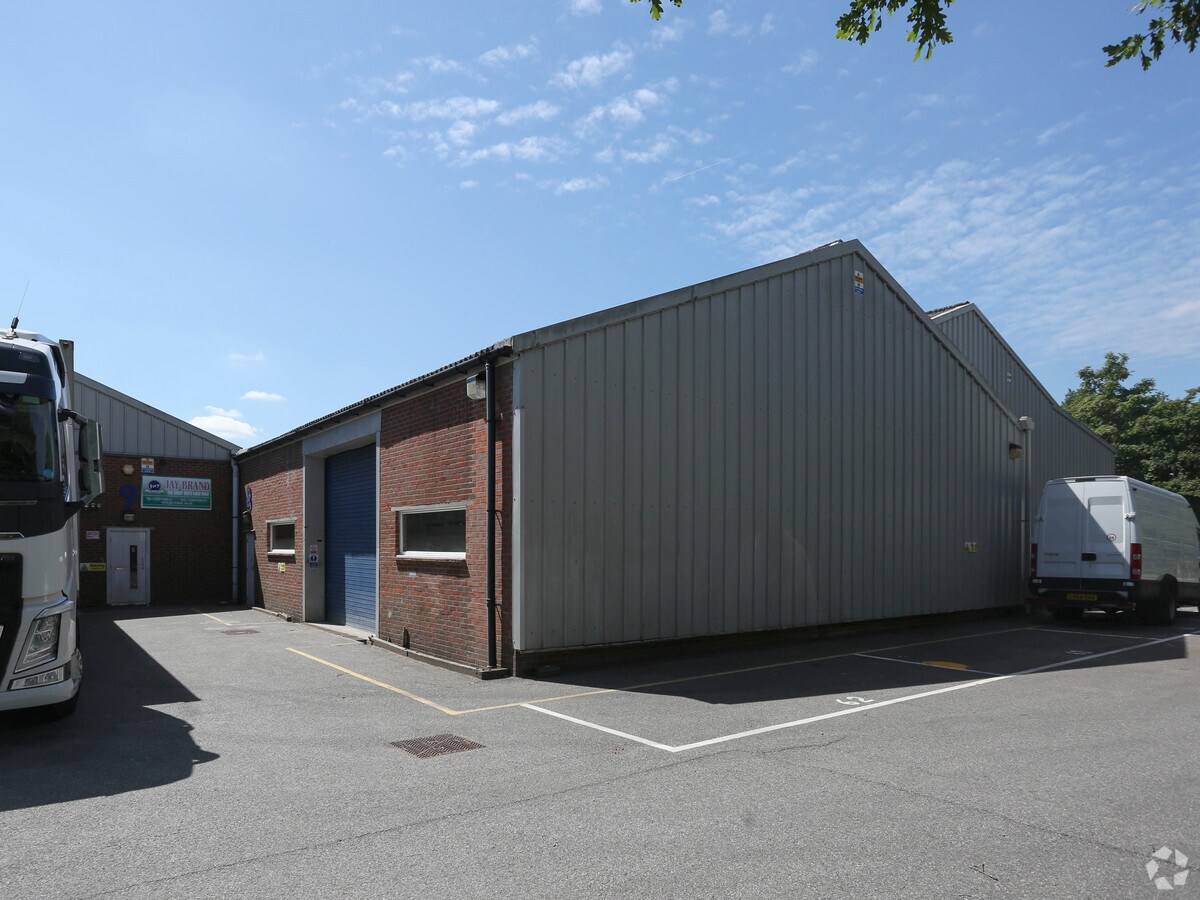 41 Balcombe Rd, Horley, SRY RH6 7HF | LoopNet