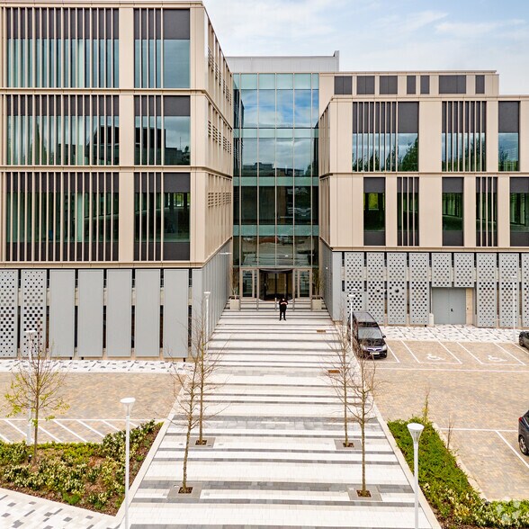 4 Robert Robinson Av, Oxford, OX4 4GP - Iversen Building | LoopNet