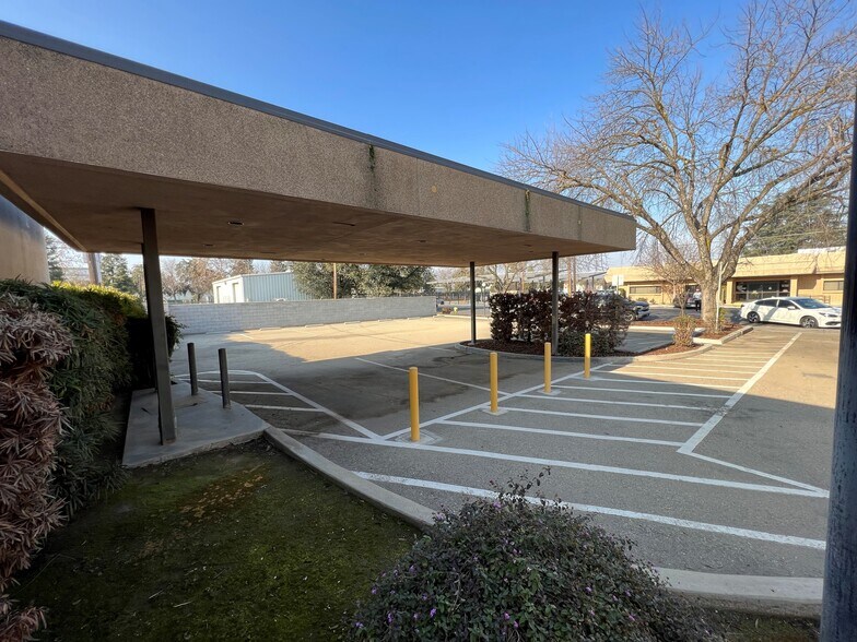 1710 9th St, Reedley, CA 93654 - Bank Building | LoopNet