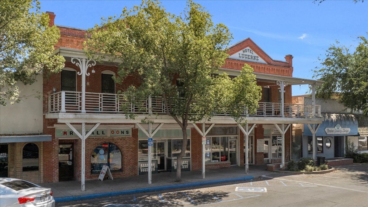 321 W D St, Lemoore, CA 93245 - Retail for Sale | LoopNet