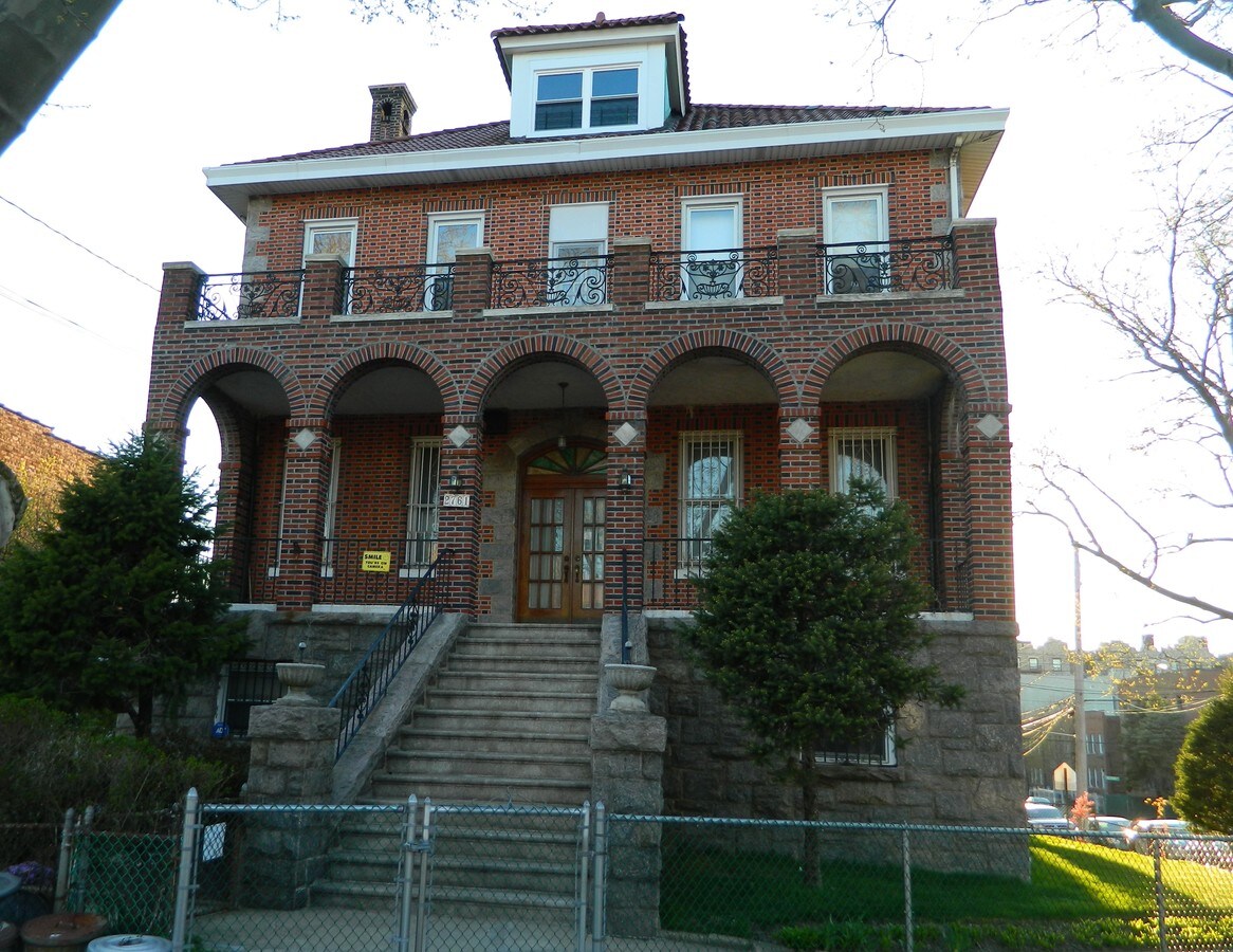 2761 Bronxwood Ave, Bronx, NY 10469 | LoopNet