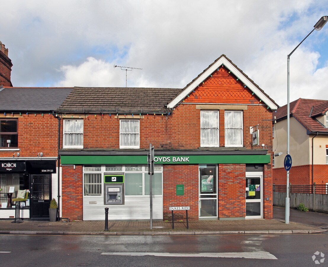 2 Dukes Ride, Crowthorne, RG45 6LT | LoopNet