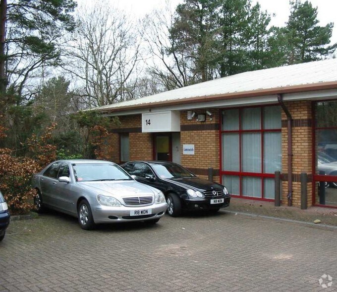 14 Dukes Ride, Crowthorne, RG45 6LS | LoopNet