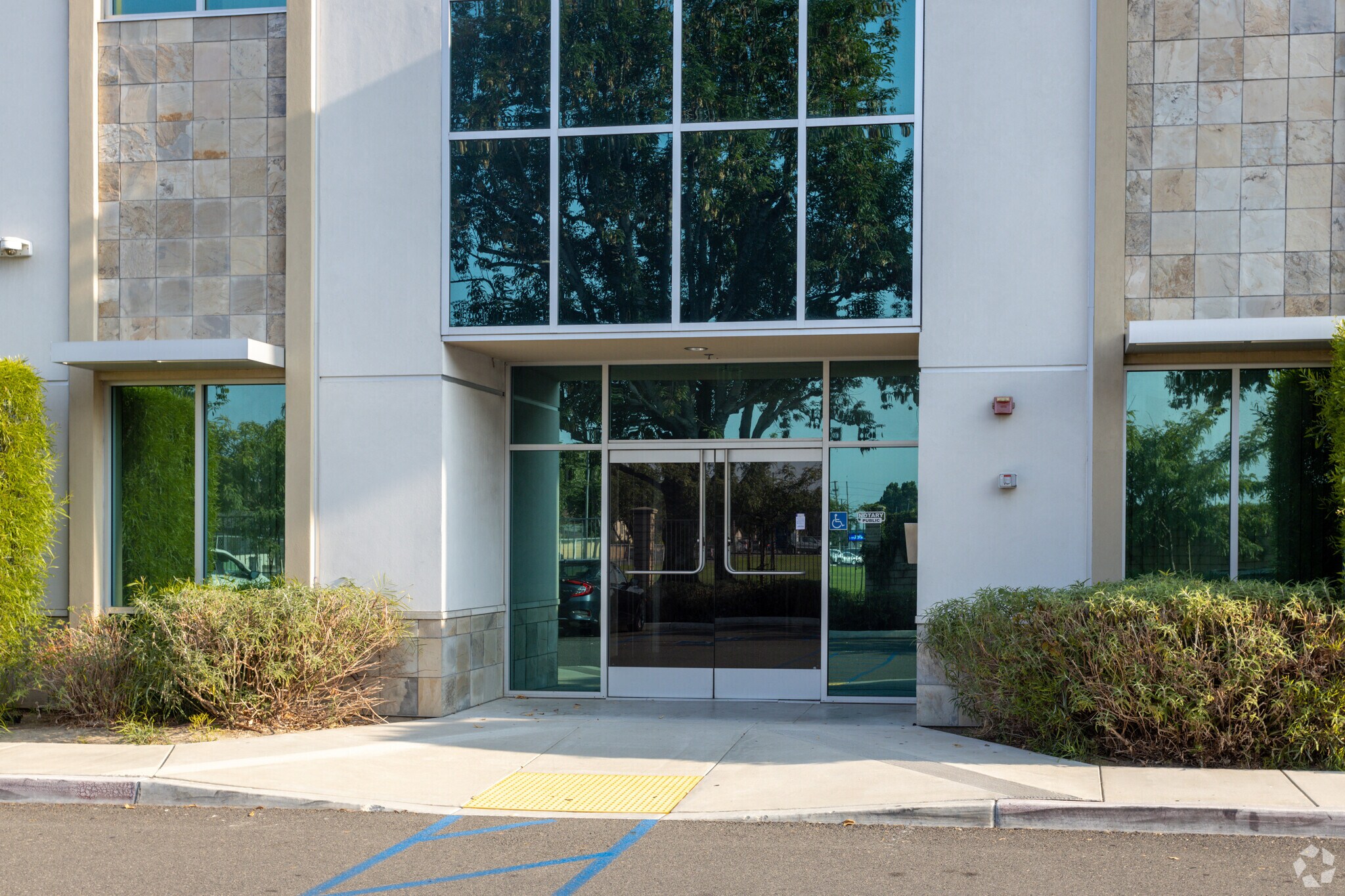 19112 Gridley Rd, Cerritos, CA 90703 - World Financial Center | LoopNet