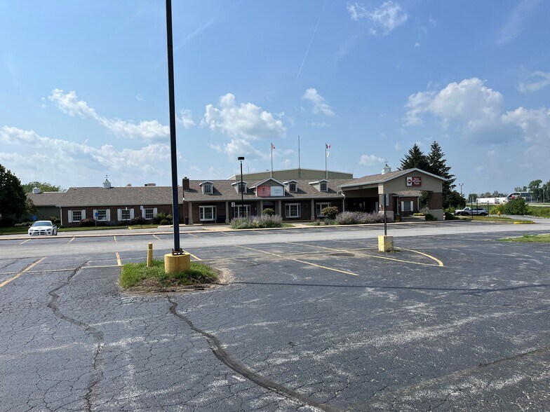 100 W 76th St, Davenport, IA 52806 - Restaurant & Bar in Steeplegate Inn Best West | LoopNet