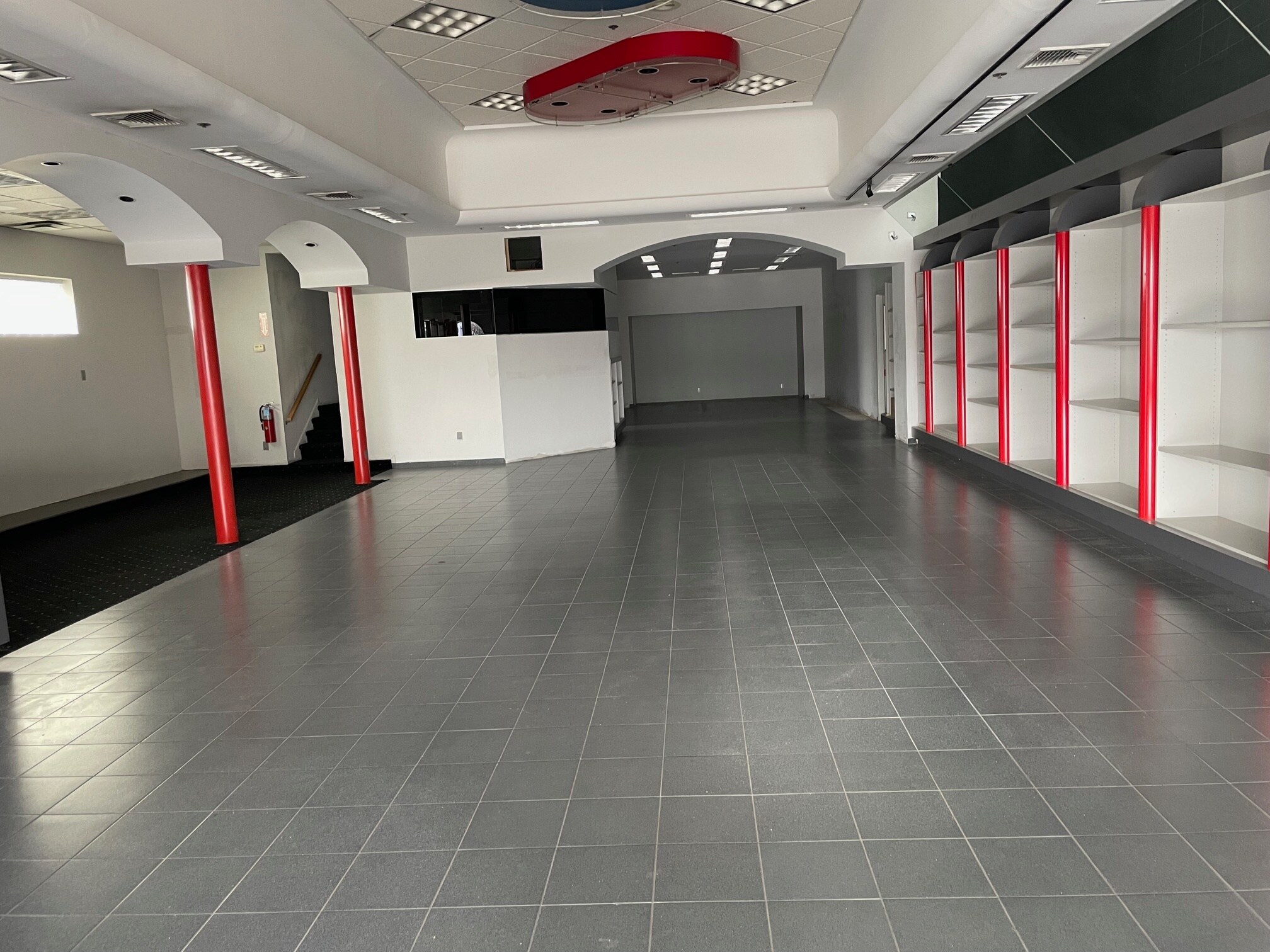 100 E Jericho Tpke, Mineola, NY 11501 - Retail Store W. 20+ Parking ...