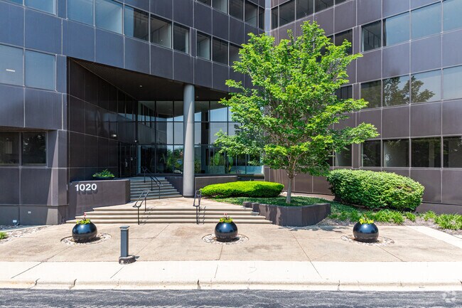 CBRE - Chicago Commercial Listings & Brokers | LoopNet