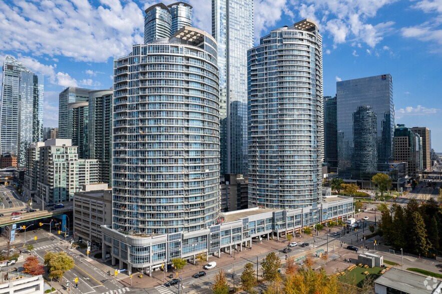 8 York St, Toronto, ON M5J 2Y2 - Waterclub Condo | LoopNet