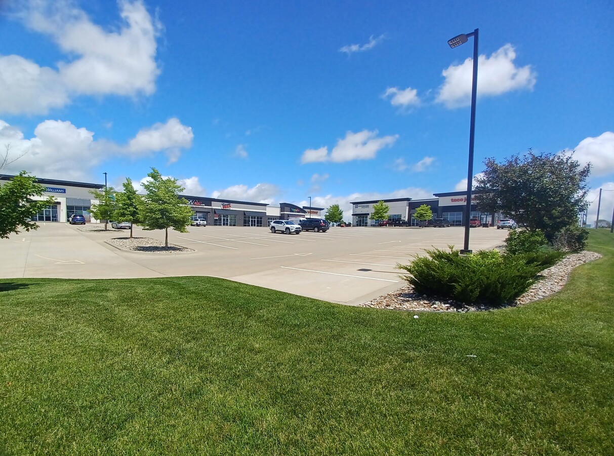 3990 Blairs Ferry Rd Ne Cedar Rapids Ia 52402 Pecks Landing Loopnet