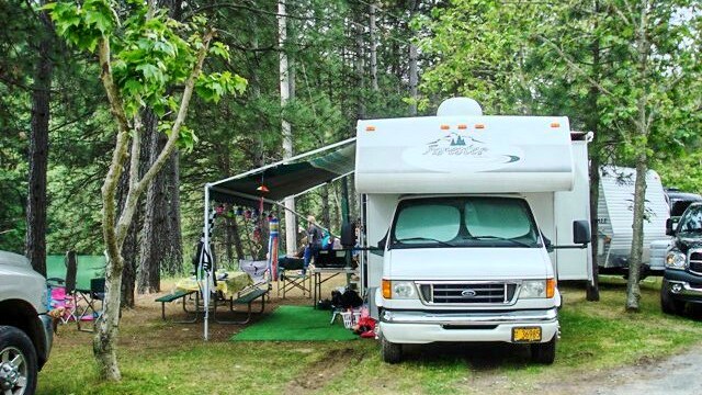 20061 Shasta Caverns, Lakehead, CA 96051 - Holiday Harbor Houseboat ...