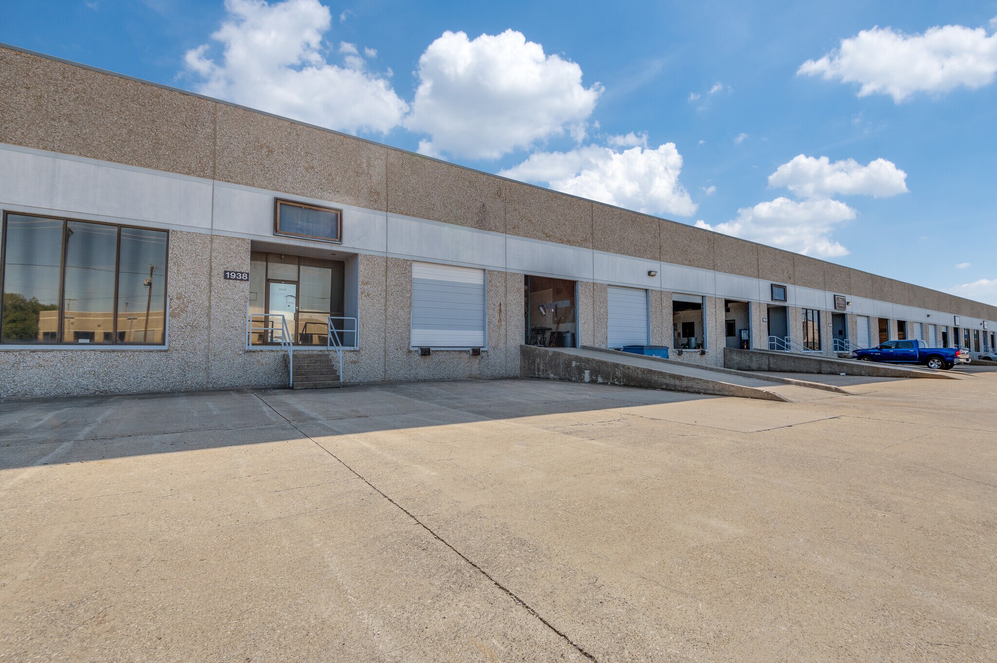1922-1938 N Great Southwest Pky, Grand Prairie, TX 75050 - Industrial for Lease | LoopNet