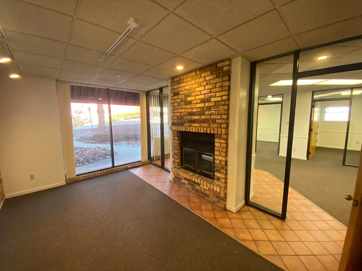 1806 Round Barn Rd, Champaign, IL 61821 | LoopNet