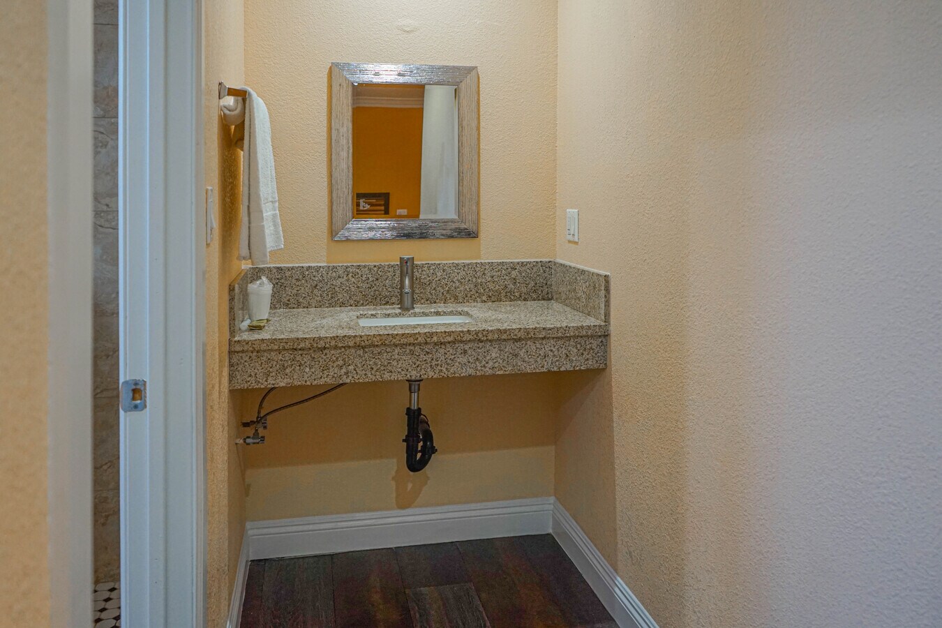 4027 W Century Blvd, Inglewood, CA 90304 - Holly Crest Hotel | LoopNet