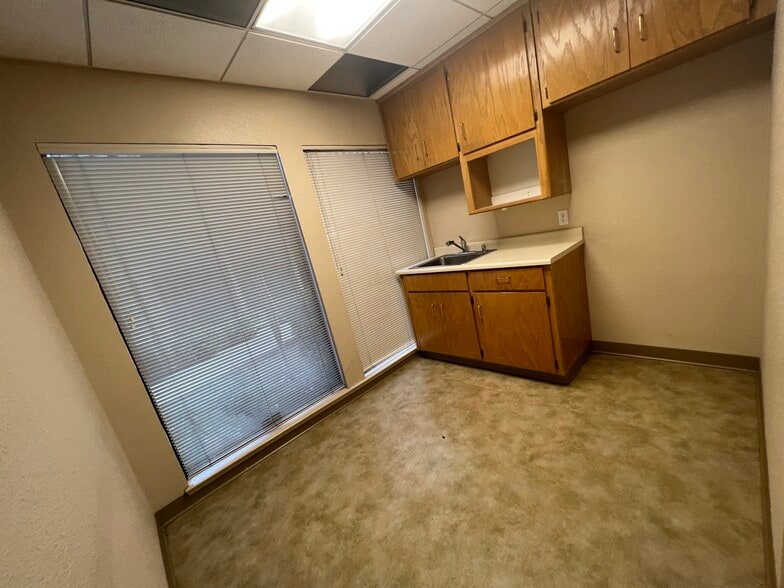 1130 Coffee Rd, Modesto, CA 95355 - Unit 1B | LoopNet