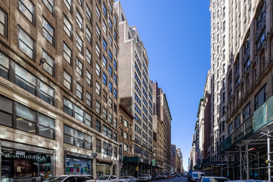 250 W 39th St, New York, NY 10018 - 39th Street Fashion Center | LoopNet