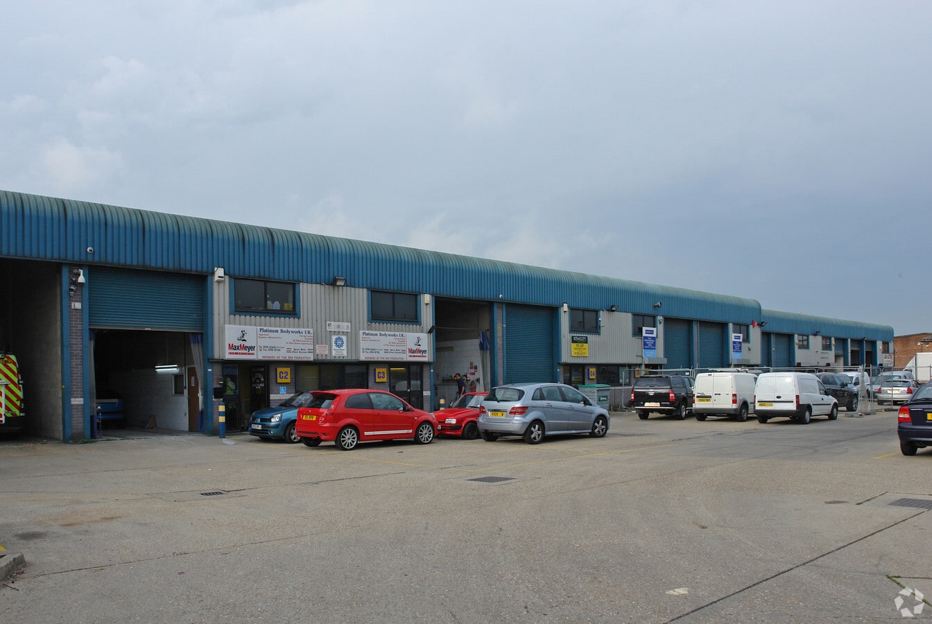 New Rd, Rainham, RM13 8DE | LoopNet