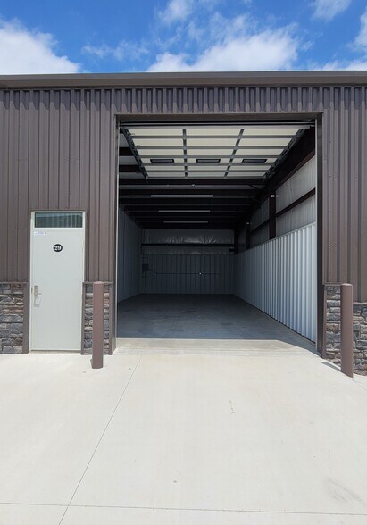 2105 E Kansas City Rd, Olathe, KS 66061 - Contractors Garage 8 | LoopNet