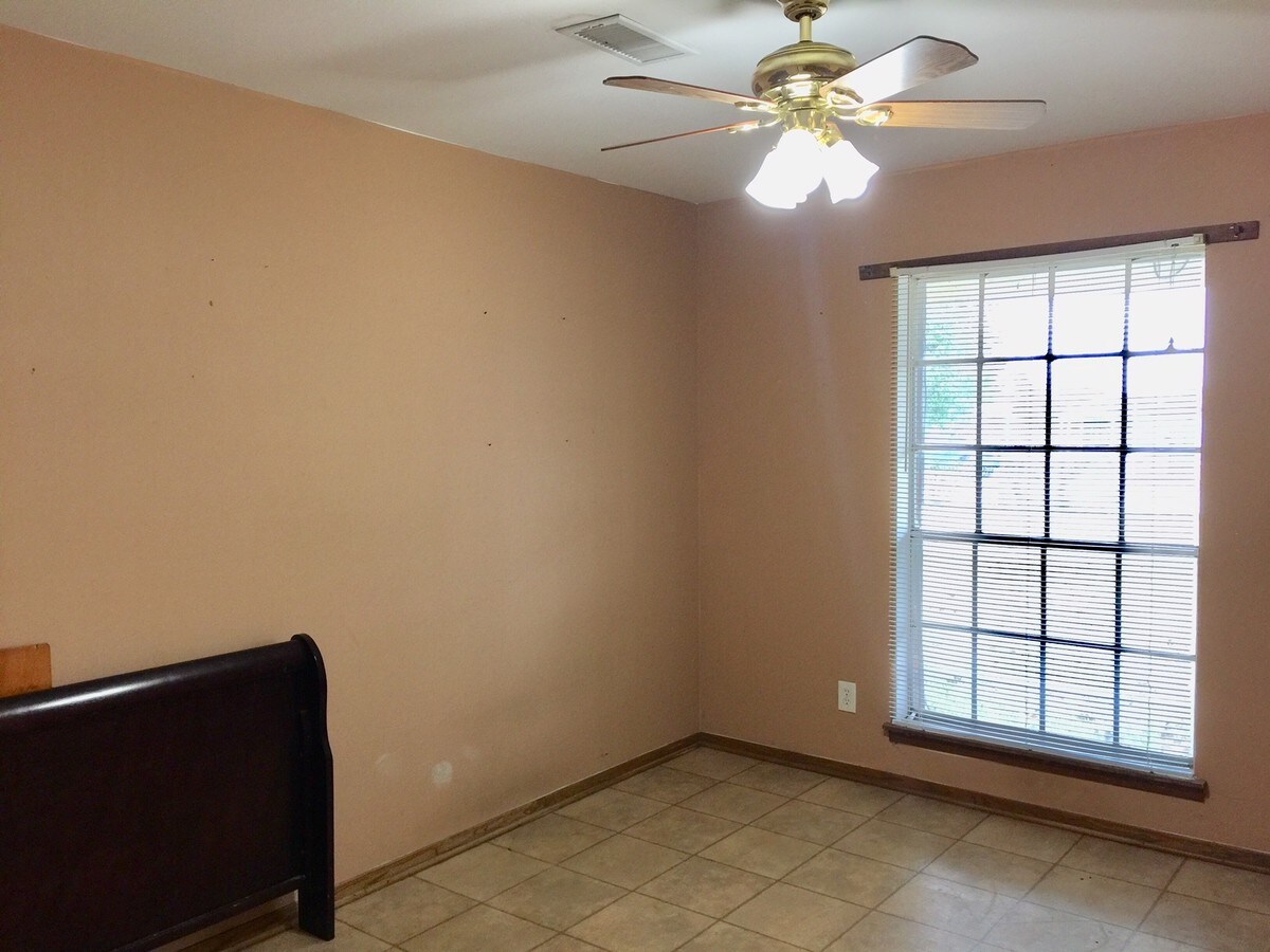 907 N Houston Ave, Humble, TX 77338 | LoopNet