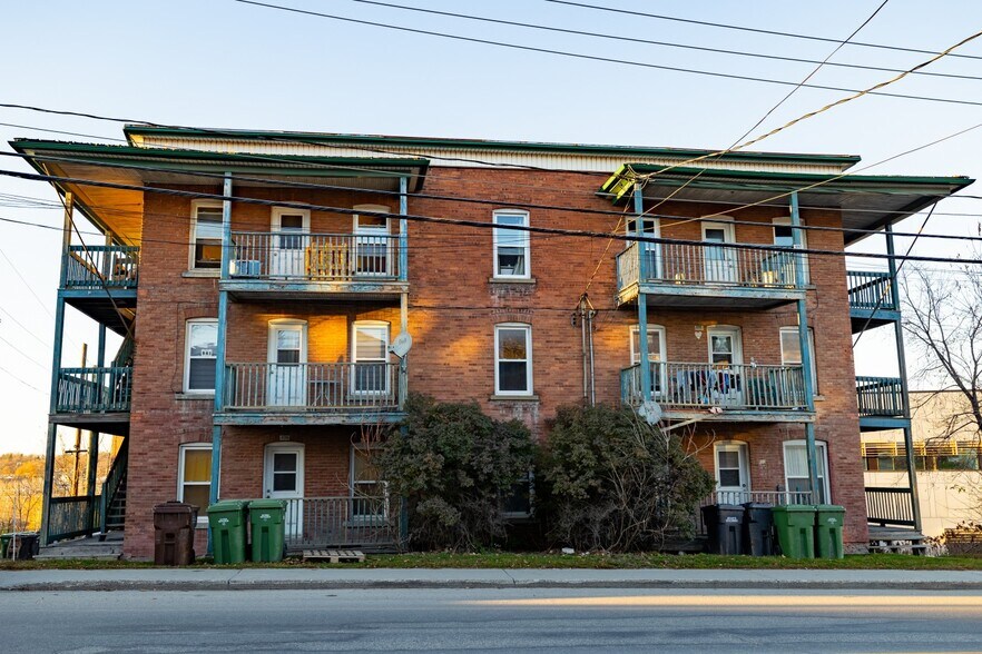 933-943 Rue Galt O, Sherbrooke, QC J1H 1Z6 | LoopNet