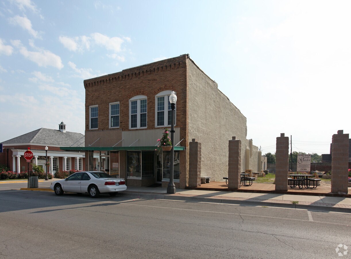 109-111 N Thornton St, Richmond, MO 64085 | LoopNet