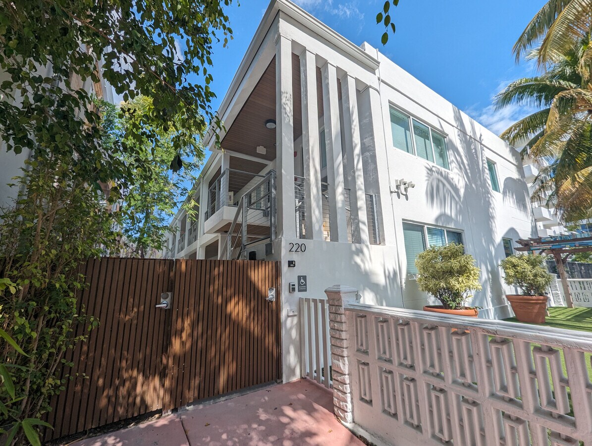 220 Collins Ave, Miami Beach, FL 33139 | LoopNet