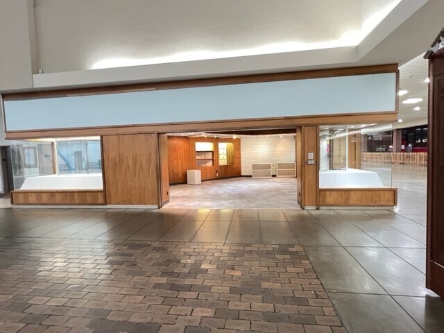 100 Lincoln Sq, Urbana, IL 61801 - Lincoln Square Mall | LoopNet