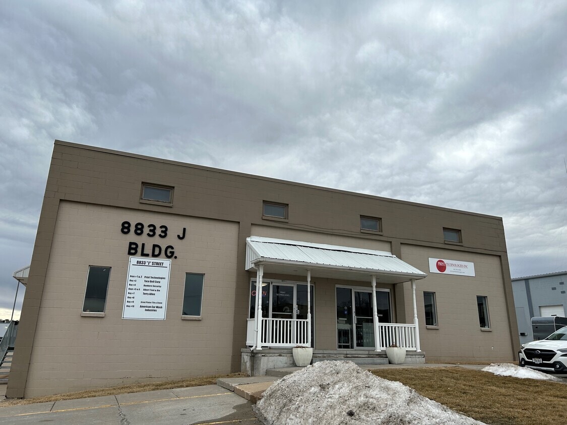8833 J St, Omaha, NE 68127 | LoopNet